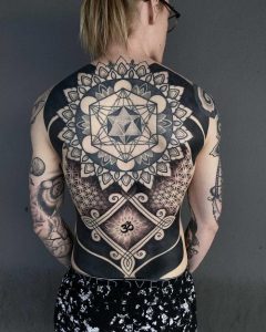 19 Stunning Geometric Back Tattoos for a Bold Statement - TattoosOfAsia