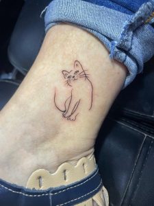 Linework Cat Tattoo Designs That Are Simple, Clean, and Chic ...